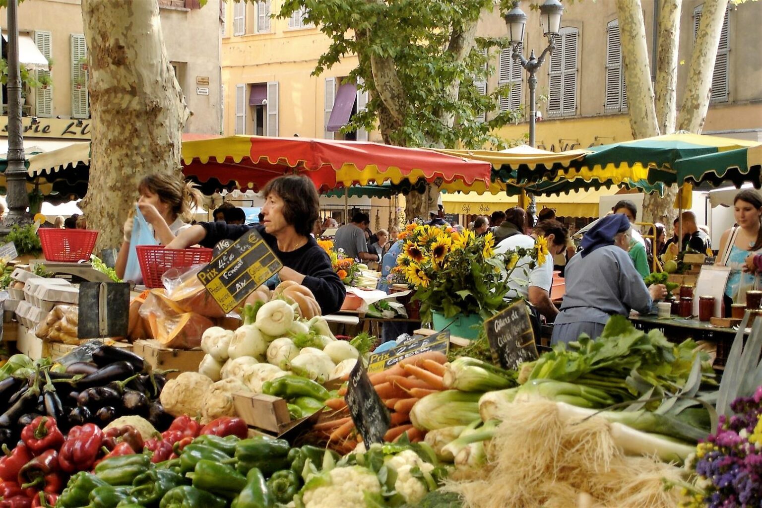 Les marchés provençaux et leurs spécialités - Hoteldelaloire42
